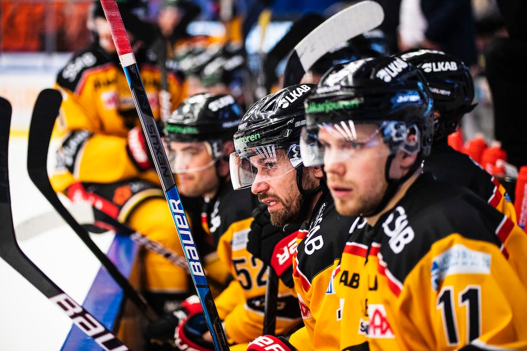 Speciallösning för Niklas Olausson – här är hans nya klubb - HockeyNews