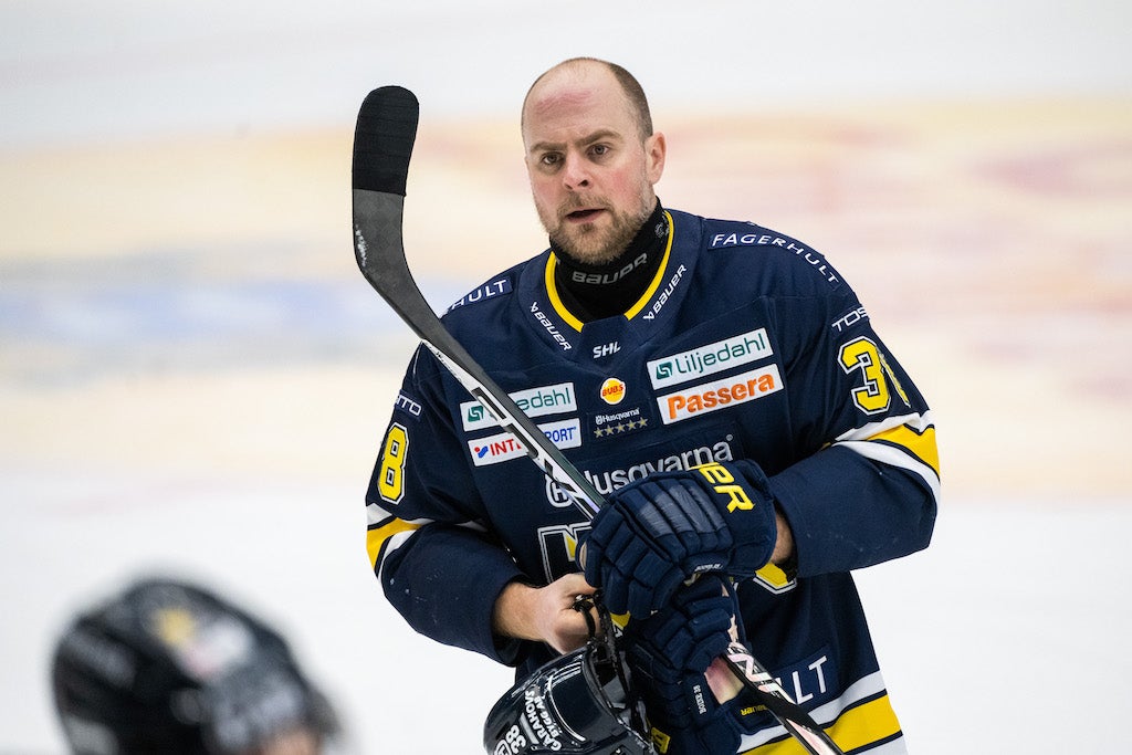 HV71-backen avstängd efter huvudtacklingen mot Leksand - HockeyNews