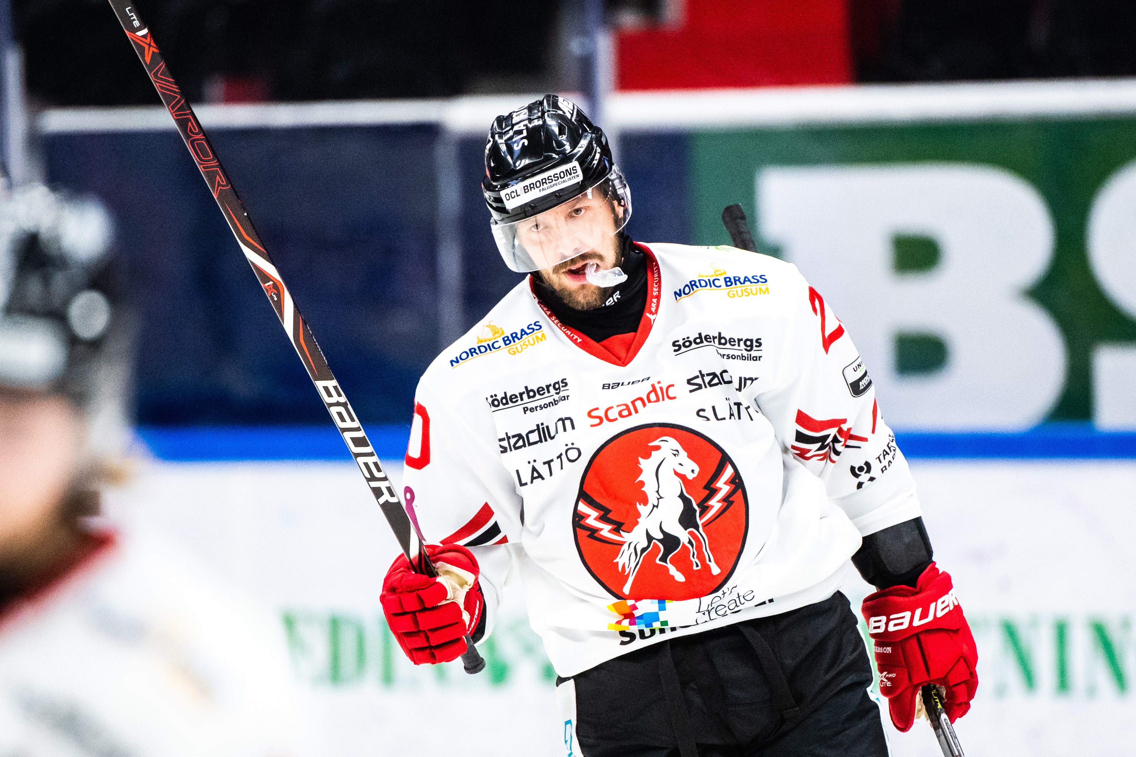 Chockbeskedet: Stjärnspelaren tar klivet ned i Hockeytvåan - HockeyNews