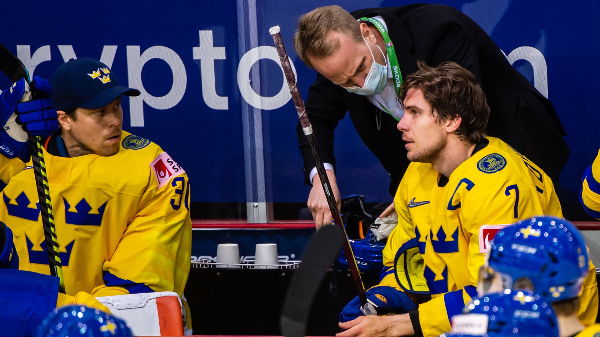 Positiva besked från Tre Kronors kapten efter smällen: "Jag mår bra" - HockeyNews